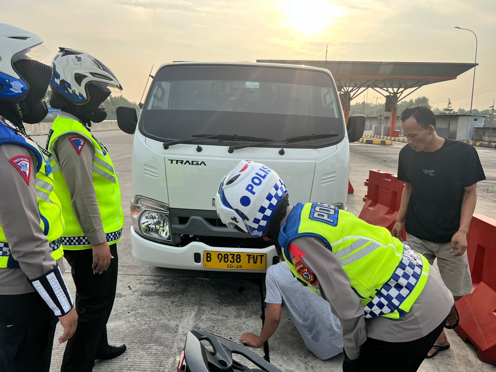 Demi Kelancaran Sesama Pemudik, Tim Polwan Sisir Pengendara yang Berhenti di Bahu Jalan Tol ...