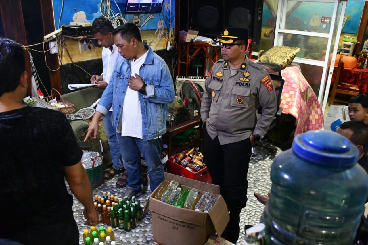 Memasuki Ramadan, Polisi Gerebek Rumah Penyimpanan Miras di Cirebon - EtnologiMedia.com